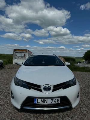 White Toyota Auris 2014 in Alytus, with an engine capacity of 1.80 L and mileage of 255 thousand km for 8000 €, photo 3 on AUTOMOTO.COM.LV