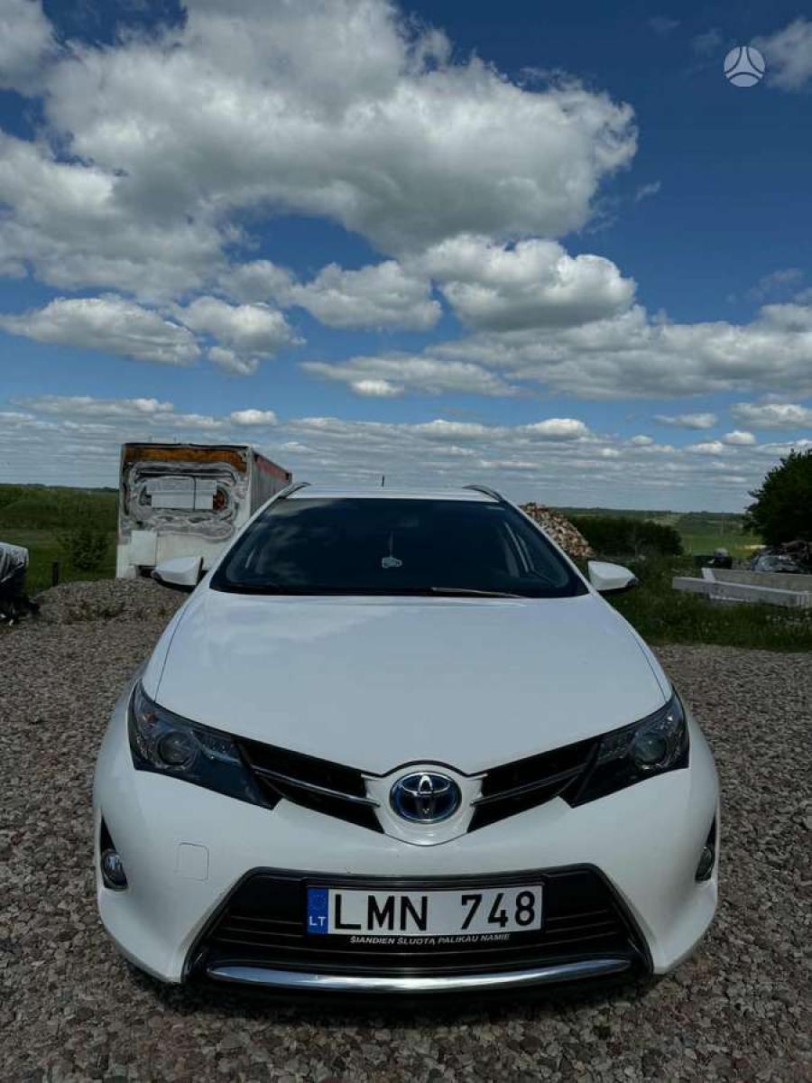 White Toyota Auris 2014 in Alytus, with an engine capacity of 1.80 L and mileage of 255 thousand km for 8000 €, photo 3 on AUTOMOTO.COM.LV
