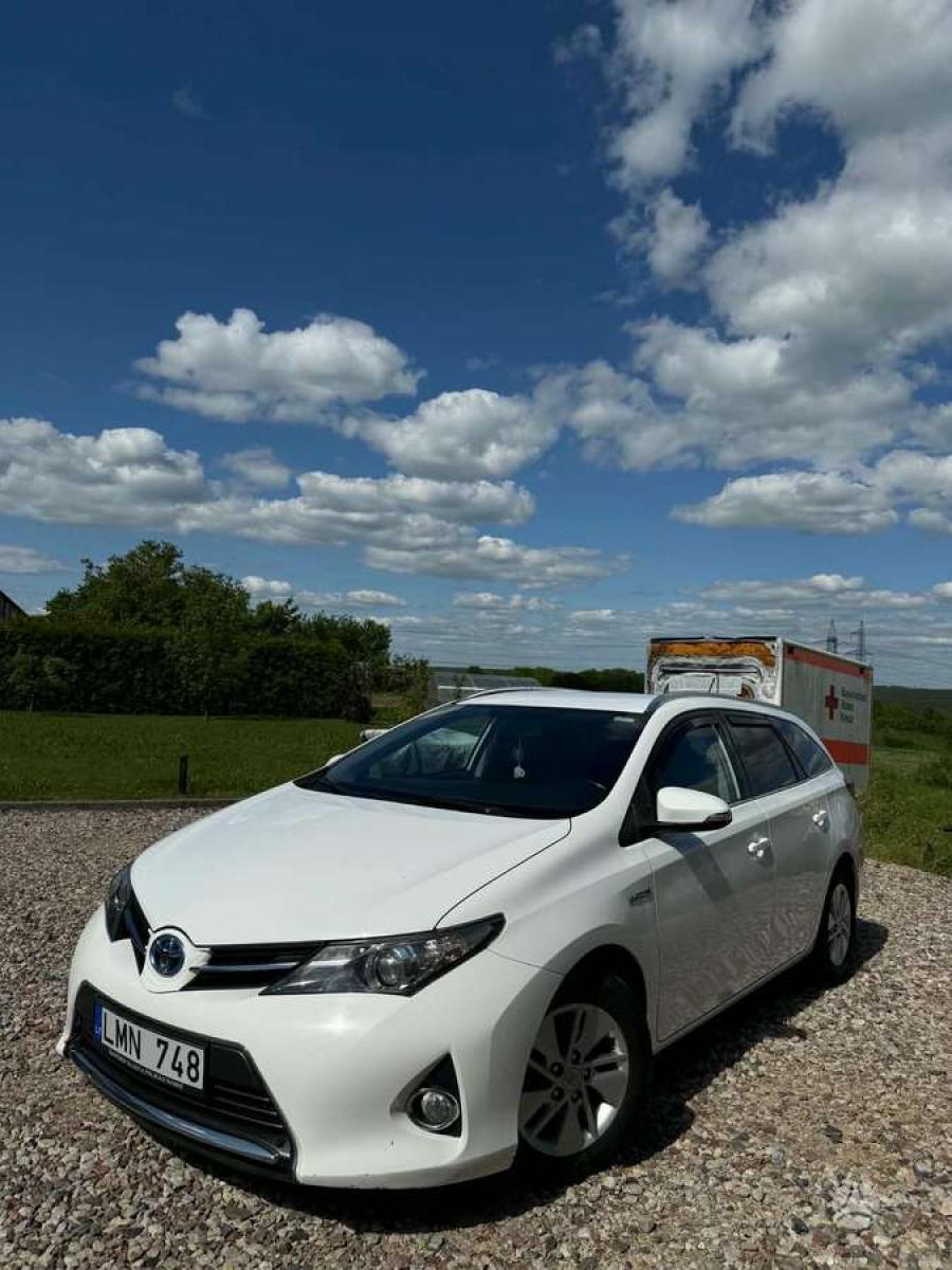 White Toyota Auris 2014 in Alytus, with an engine capacity of 1.80 L and mileage of 255 thousand km for 8000 €, photo 4 on AUTOMOTO.COM.LV