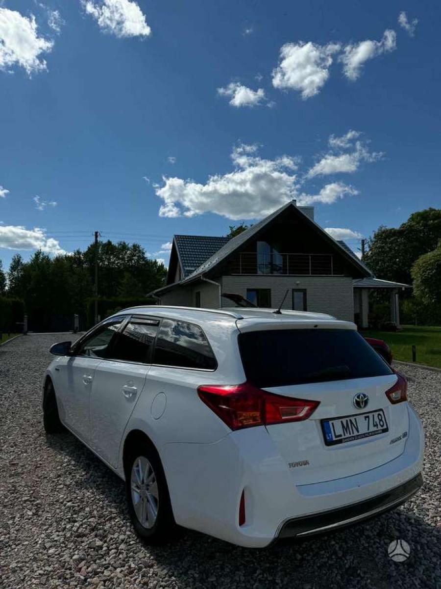 White Toyota Auris 2014 in Alytus, with an engine capacity of 1.80 L and mileage of 255 thousand km for 8000 €, photo 6 on AUTOMOTO.COM.LV