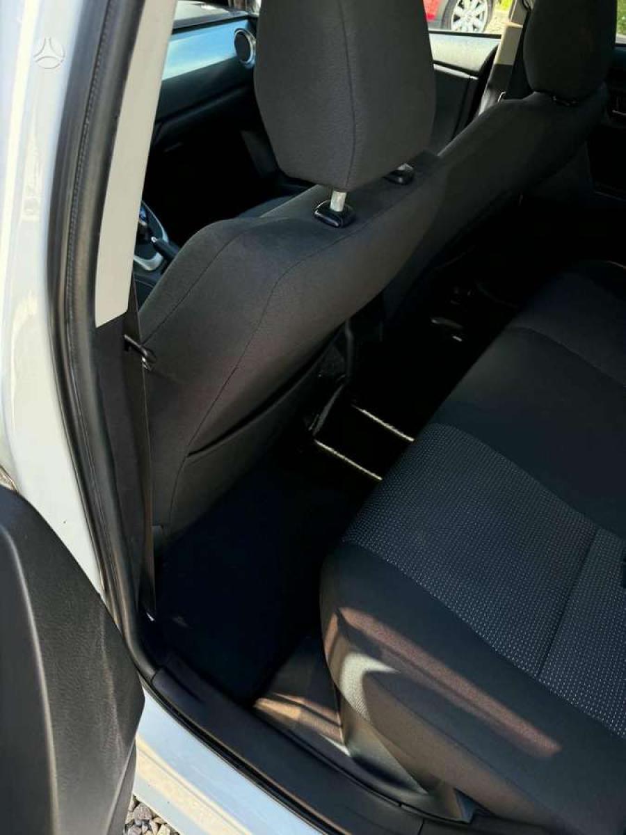 White Toyota Auris 2014 in Alytus, with an engine capacity of 1.80 L and mileage of 255 thousand km for 8000 €, photo 12 on AUTOMOTO.COM.LV