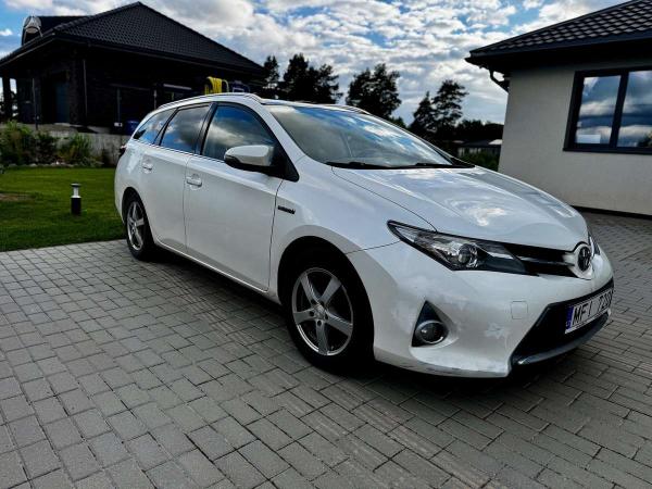 White Toyota Auris 2014 in Vilnius, with an engine capacity of 1.80 L and mileage of 268 thousand km for 6900 €, photo 1 on AUTOMOTO.COM.LV