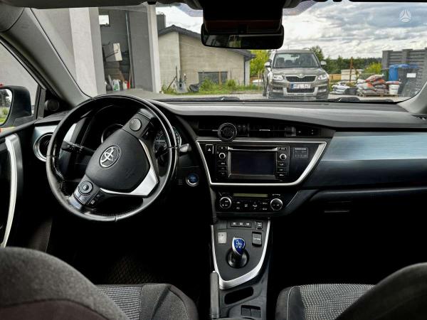 White Toyota Auris 2014 in Vilnius, with an engine capacity of 1.80 L and mileage of 268 thousand km for 6900 €, photo 6 on AUTOMOTO.COM.LV