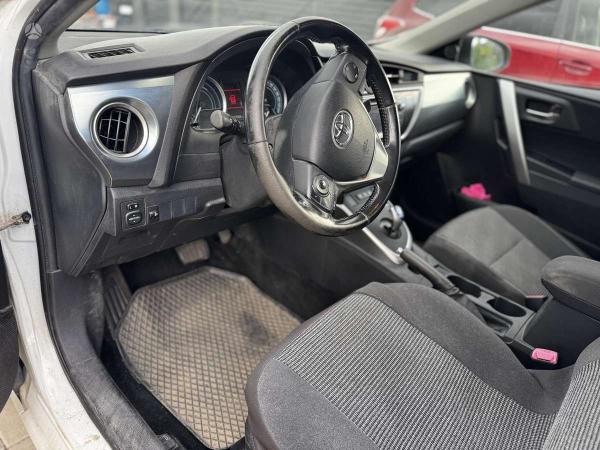 White Toyota Auris 2014 in Vilnius, with an engine capacity of 1.80 L and mileage of 268 thousand km for 6900 €, photo 9 on AUTOMOTO.COM.LV