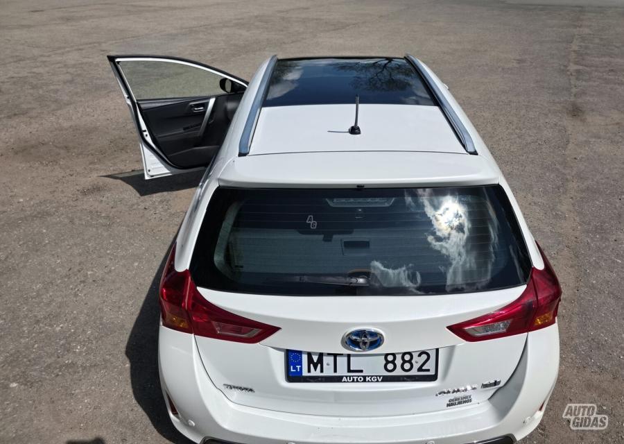 White Toyota Auris 2014 in Kaunas, with an engine capacity of 1.80 L and mileage of 300 thousand km for 7700 €, photo 6 on AUTOMOTO.COM.LV