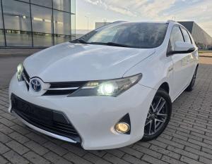 White Toyota Auris 2014 in Panevezys, with an engine capacity of 1.80 L and mileage of 298 thousand km for 7199 €, photo  on AUTOMOTO.COM.LV
