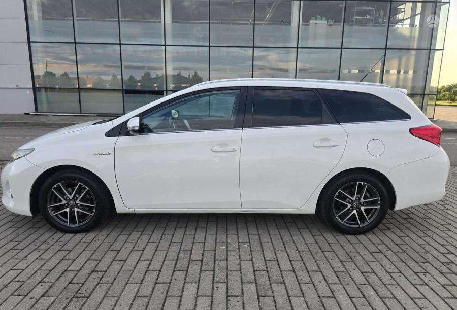 White Toyota Auris 2014 in Panevezys, with an engine capacity of 1.80 L and mileage of 298 thousand km for 7199 €, photo 3 on AUTOMOTO.COM.LV