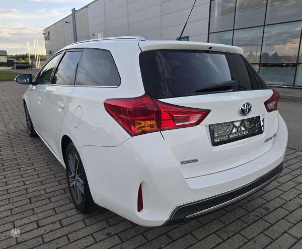 White Toyota Auris 2014 in Panevezys, with an engine capacity of 1.80 L and mileage of 298 thousand km for 7199 €, photo 3 on AUTOMOTO.COM.LV