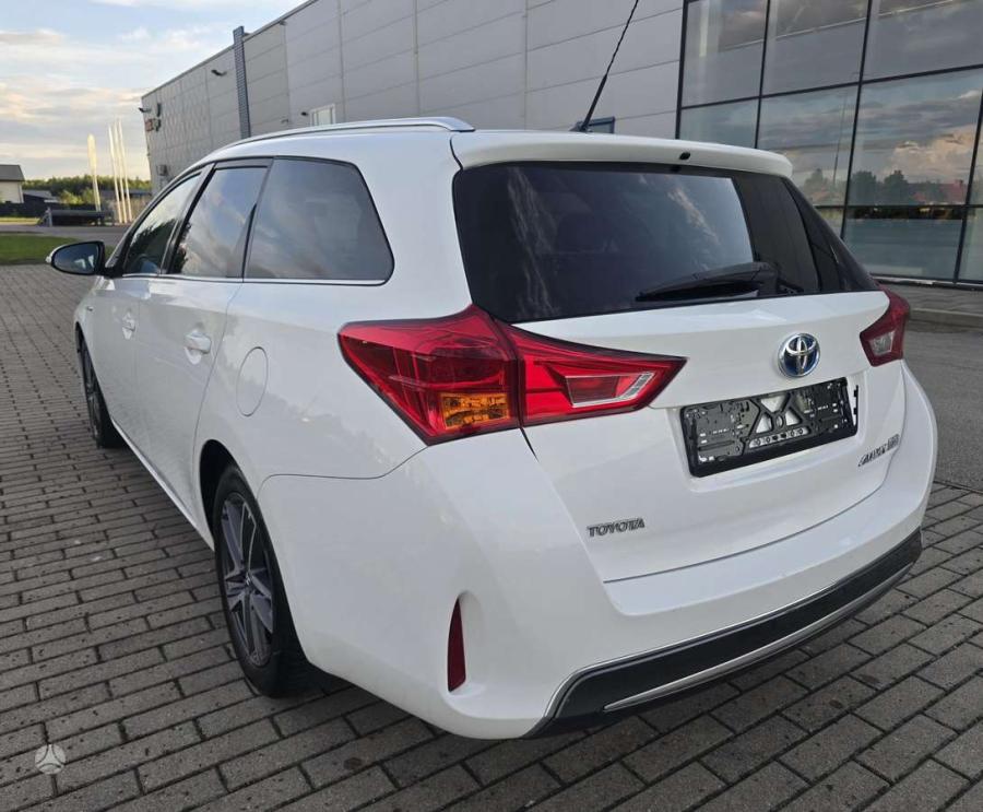 White Toyota Auris 2014 in Panevezys, with an engine capacity of 1.80 L and mileage of 298 thousand km for 7199 €, photo 4 on AUTOMOTO.COM.LV