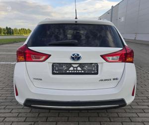 White Toyota Auris 2014 in Panevezys, with an engine capacity of 1.80 L and mileage of 298 thousand km for 7199 €, photo 5 on AUTOMOTO.COM.LV