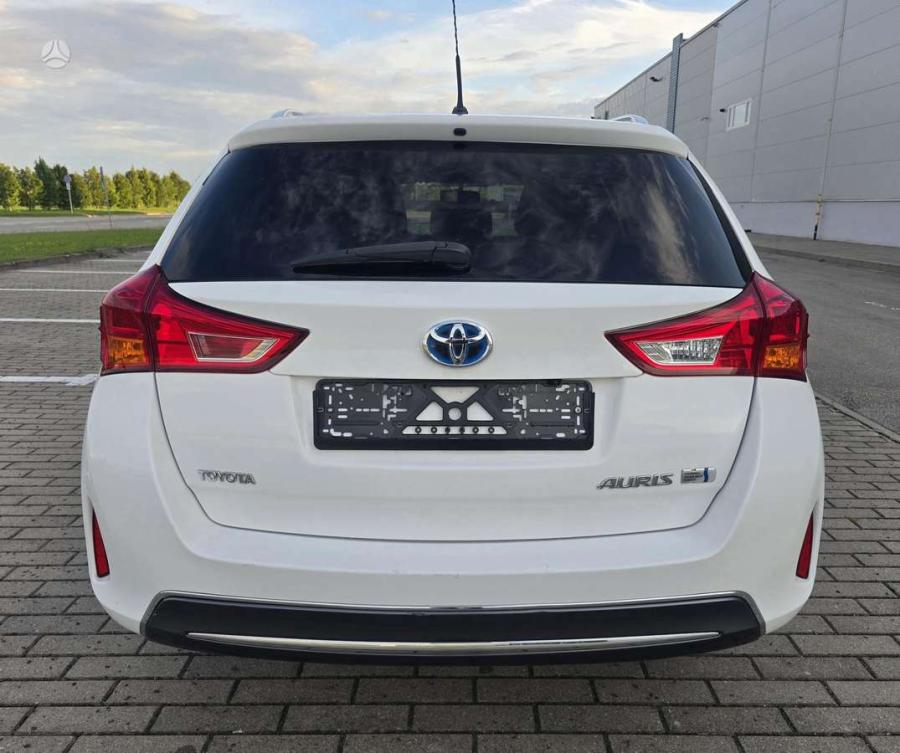 White Toyota Auris 2014 in Panevezys, with an engine capacity of 1.80 L and mileage of 298 thousand km for 7199 €, photo 5 on AUTOMOTO.COM.LV