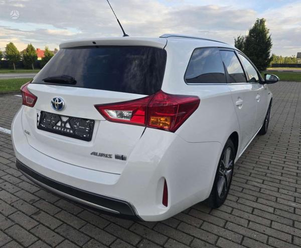 White Toyota Auris 2014 in Panevezys, with an engine capacity of 1.80 L and mileage of 298 thousand km for 7199 €, photo 5 on AUTOMOTO.COM.LV