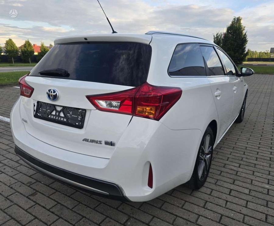 White Toyota Auris 2014 in Panevezys, with an engine capacity of 1.80 L and mileage of 298 thousand km for 7199 €, photo 6 on AUTOMOTO.COM.LV