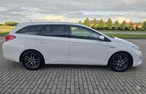 White Toyota Auris 2014 in Panevezys, with an engine capacity of 1.80 L and mileage of 298 thousand km for 7199 €, photo 7 on AUTOMOTO.COM.LV