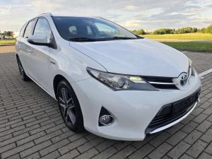 White Toyota Auris 2014 in Panevezys, with an engine capacity of 1.80 L and mileage of 298 thousand km for 7199 €, photo 8 on AUTOMOTO.COM.LV