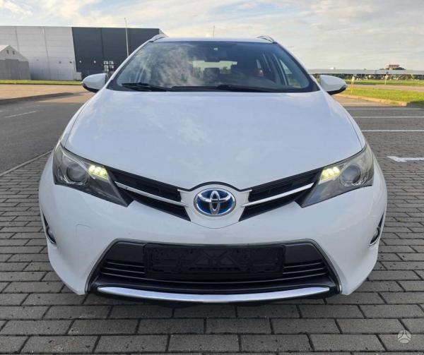 White Toyota Auris 2014 in Panevezys, with an engine capacity of 1.80 L and mileage of 298 thousand km for 7199 €, photo 8 on AUTOMOTO.COM.LV