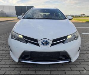White Toyota Auris 2014 in Panevezys, with an engine capacity of 1.80 L and mileage of 298 thousand km for 7199 €, photo 9 on AUTOMOTO.COM.LV