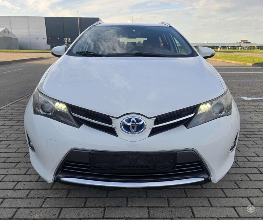 White Toyota Auris 2014 in Panevezys, with an engine capacity of 1.80 L and mileage of 298 thousand km for 7199 €, photo 9 on AUTOMOTO.COM.LV