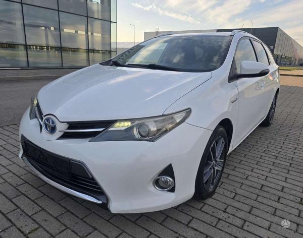 White Toyota Auris 2014 in Panevezys, with an engine capacity of 1.80 L and mileage of 298 thousand km for 7199 €, photo 9 on AUTOMOTO.COM.LV