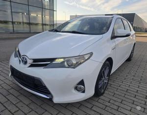 White Toyota Auris 2014 in Panevezys, with an engine capacity of 1.80 L and mileage of 298 thousand km for 7199 €, photo 10 on AUTOMOTO.COM.LV
