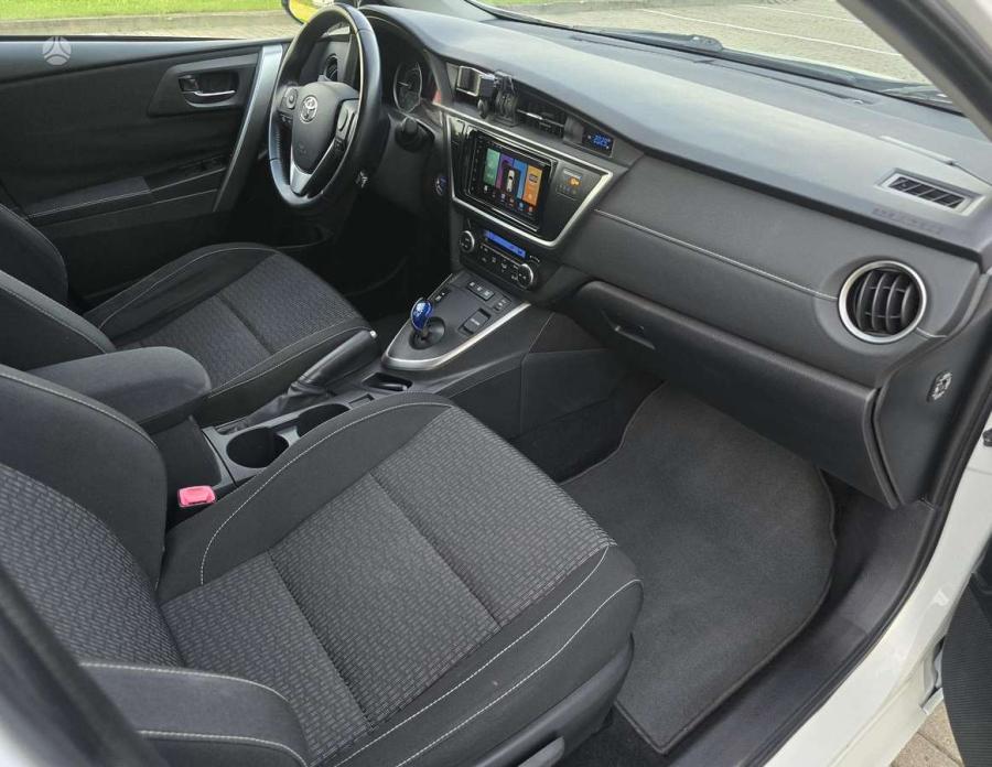 White Toyota Auris 2014 in Panevezys, with an engine capacity of 1.80 L and mileage of 298 thousand km for 7199 €, photo 12 on AUTOMOTO.COM.LV