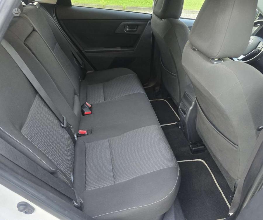 White Toyota Auris 2014 in Panevezys, with an engine capacity of 1.80 L and mileage of 298 thousand km for 7199 €, photo 13 on AUTOMOTO.COM.LV