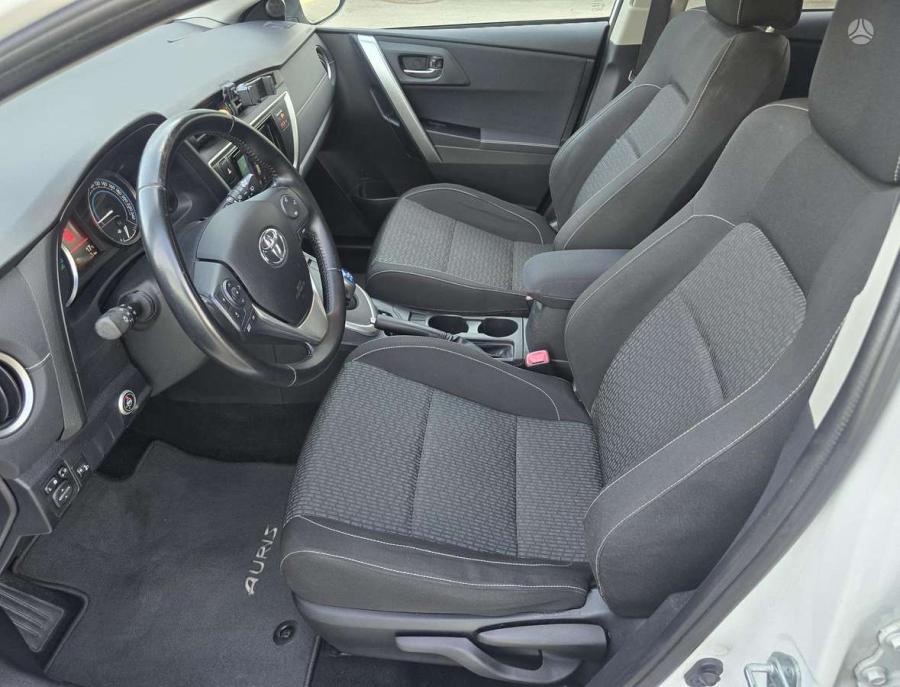 White Toyota Auris 2014 in Panevezys, with an engine capacity of 1.80 L and mileage of 298 thousand km for 7199 €, photo 15 on AUTOMOTO.COM.LV