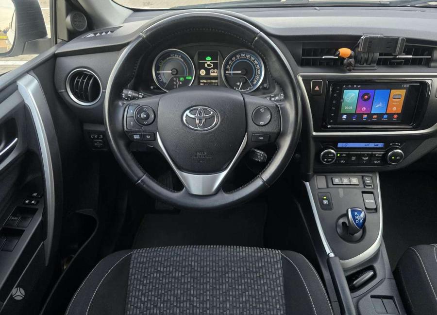 White Toyota Auris 2014 in Panevezys, with an engine capacity of 1.80 L and mileage of 298 thousand km for 7199 €, photo 16 on AUTOMOTO.COM.LV