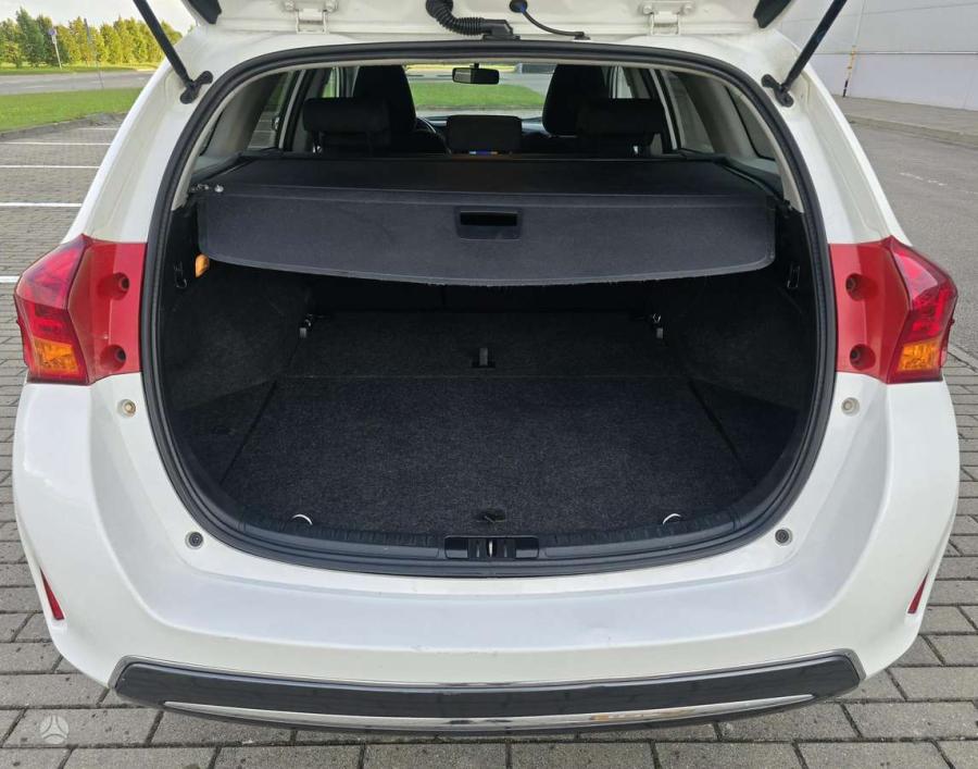 White Toyota Auris 2014 in Panevezys, with an engine capacity of 1.80 L and mileage of 298 thousand km for 7199 €, photo 29 on AUTOMOTO.COM.LV