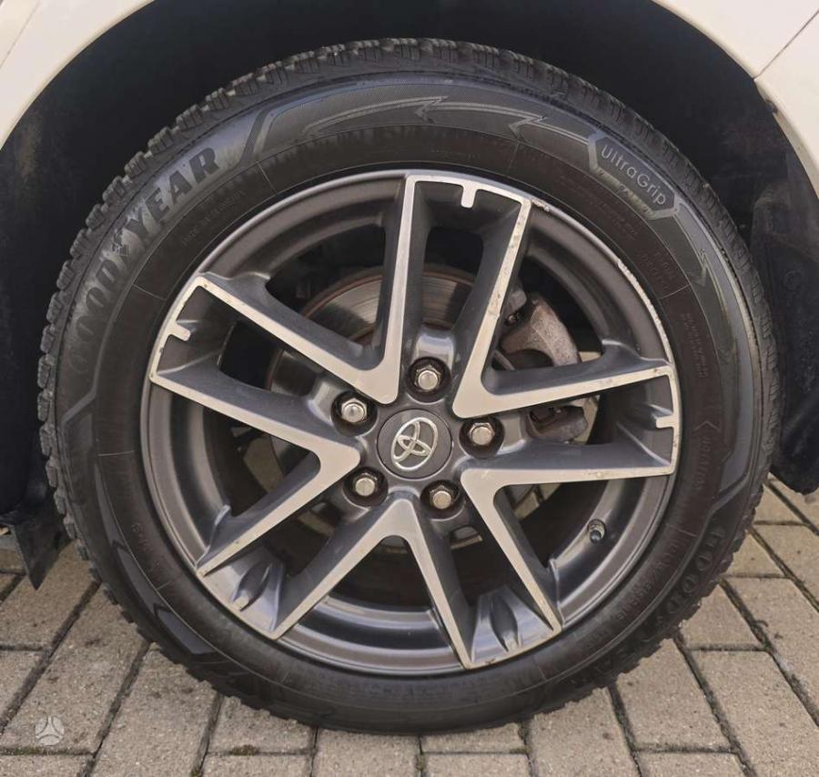 White Toyota Auris 2014 in Panevezys, with an engine capacity of 1.80 L and mileage of 298 thousand km for 7199 €, photo 34 on AUTOMOTO.COM.LV