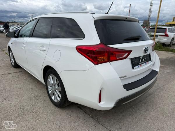 White Toyota Auris 2014 in Vilnius, with an engine capacity of 1.80 L and mileage of 253 thousand km for 9870 €, photo 3 on AUTOMOTO.COM.LV