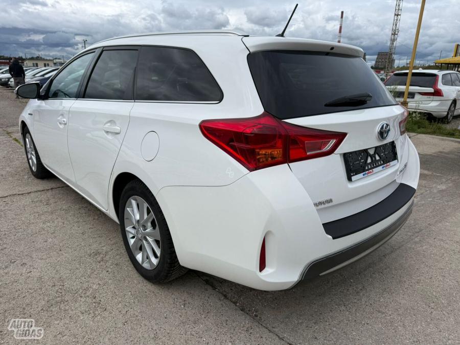 White Toyota Auris 2014 in Vilnius, with an engine capacity of 1.80 L and mileage of 253 thousand km for 9870 €, photo 4 on AUTOMOTO.COM.LV