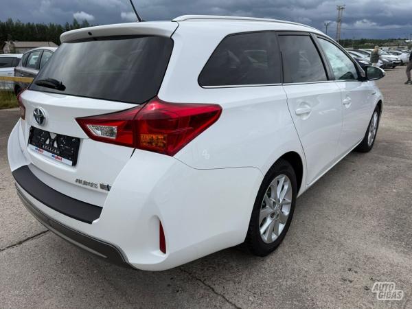 White Toyota Auris 2014 in Vilnius, with an engine capacity of 1.80 L and mileage of 253 thousand km for 9870 €, photo 4 on AUTOMOTO.COM.LV