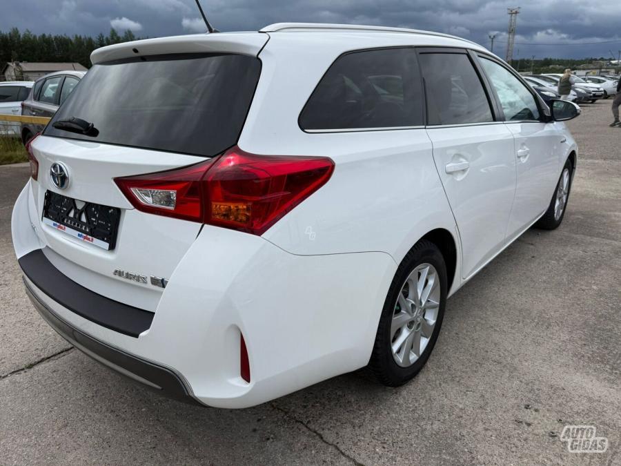 White Toyota Auris 2014 in Vilnius, with an engine capacity of 1.80 L and mileage of 253 thousand km for 9870 €, photo 5 on AUTOMOTO.COM.LV