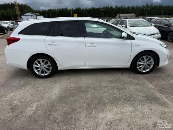 White Toyota Auris 2014 in Vilnius, with an engine capacity of 1.80 L and mileage of 253 thousand km for 9870 €, photo 5 on AUTOMOTO.COM.LV
