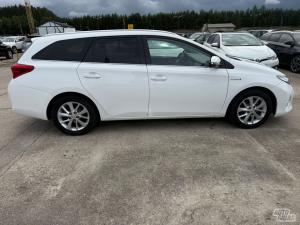 White Toyota Auris 2014 in Vilnius, with an engine capacity of 1.80 L and mileage of 253 thousand km for 9870 €, photo 6 on AUTOMOTO.COM.LV