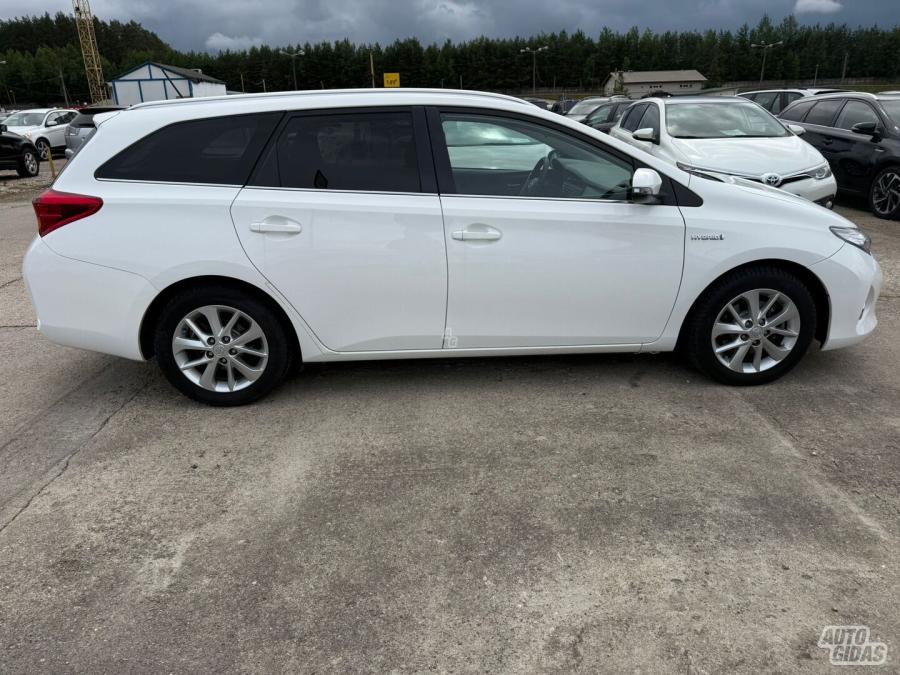White Toyota Auris 2014 in Vilnius, with an engine capacity of 1.80 L and mileage of 253 thousand km for 9870 €, photo 6 on AUTOMOTO.COM.LV