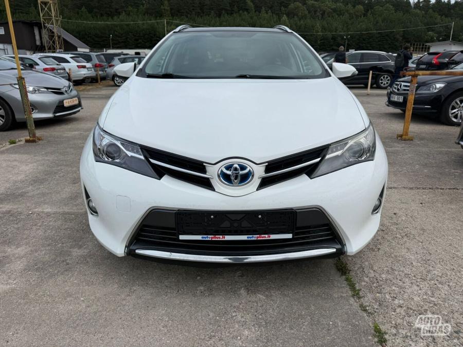 White Toyota Auris 2014 in Vilnius, with an engine capacity of 1.80 L and mileage of 253 thousand km for 9870 €, photo 7 on AUTOMOTO.COM.LV