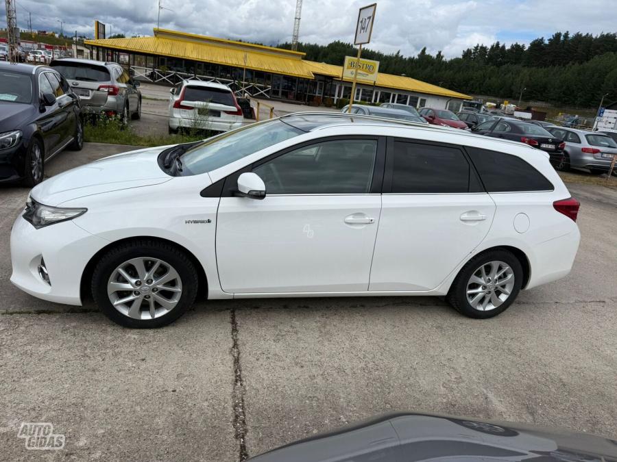 White Toyota Auris 2014 in Vilnius, with an engine capacity of 1.80 L and mileage of 253 thousand km for 9870 €, photo 8 on AUTOMOTO.COM.LV
