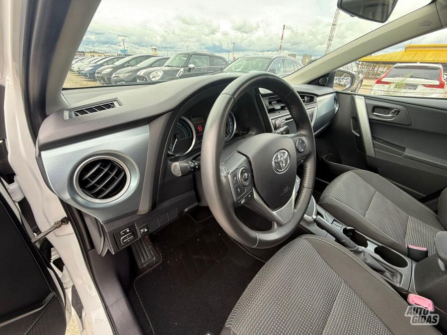 White Toyota Auris 2014 in Vilnius, with an engine capacity of 1.80 L and mileage of 253 thousand km for 9870 €, photo 12 on AUTOMOTO.COM.LV
