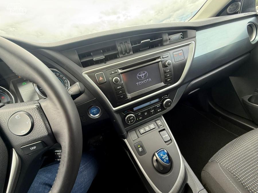 White Toyota Auris 2014 in Vilnius, with an engine capacity of 1.80 L and mileage of 253 thousand km for 9870 €, photo 15 on AUTOMOTO.COM.LV