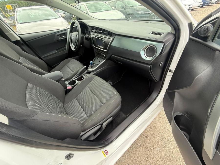 White Toyota Auris 2014 in Vilnius, with an engine capacity of 1.80 L and mileage of 253 thousand km for 9870 €, photo 18 on AUTOMOTO.COM.LV