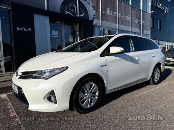 White Toyota Auris 2014 in Tallinn, with an engine capacity of 1.80 L and mileage of 151 thousand km for 8900 €, photo 1 on AUTOMOTO.COM.LV