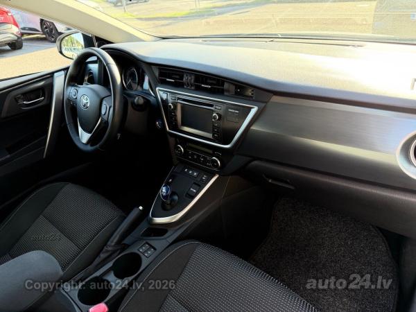 White Toyota Auris 2014 in Tallinn, with an engine capacity of 1.80 L and mileage of 151 thousand km for 8900 €, photo 4 on AUTOMOTO.COM.LV