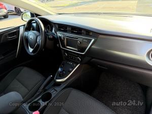 Белый Тойота Аурис 2014 в Таллин, объемом двигателя 1.80 л и пробегом 151 тыс. км за 8900 €, фото 5 на AUTOMOTO.COM.LV