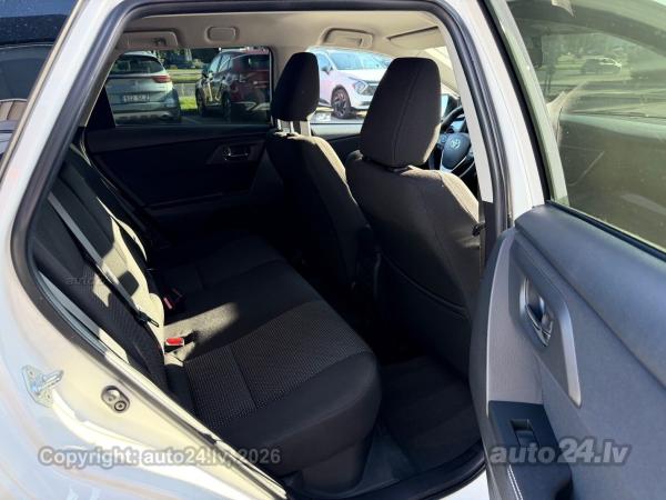 White Toyota Auris 2014 in Tallinn, with an engine capacity of 1.80 L and mileage of 151 thousand km for 8900 €, photo 5 on AUTOMOTO.COM.LV