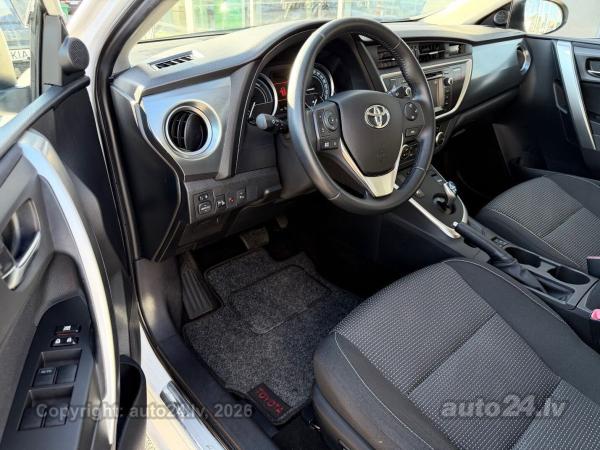 White Toyota Auris 2014 in Tallinn, with an engine capacity of 1.80 L and mileage of 151 thousand km for 8900 €, photo 7 on AUTOMOTO.COM.LV