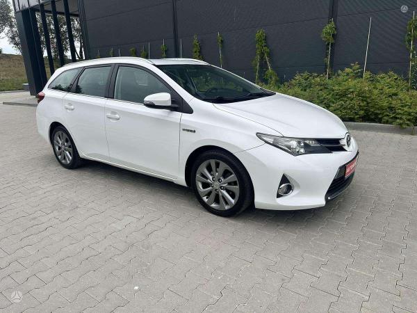 Balts Toyota Auris 2014 Viļņa, ar dzinēja tilpumu 1.80 L un nobraukumu 239 tūkst. km par 8950 €, foto 3 vietnē AUTOMOTO.COM.LV