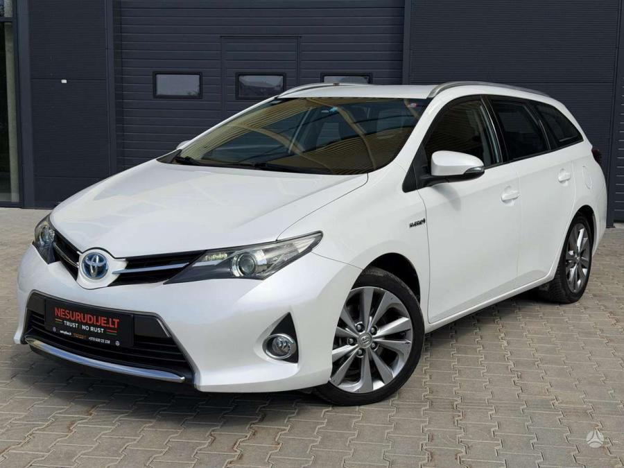 White Toyota Auris 2014 in Vilnius, with an engine capacity of 1.80 L and mileage of 259 thousand km for 8999 €, photo 1 on AUTOMOTO.COM.LV