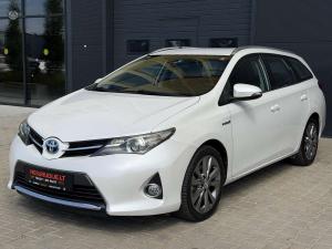 White Toyota Auris 2014 in Vilnius, with an engine capacity of 1.80 L and mileage of 259 thousand km for 8999 €, photo 3 on AUTOMOTO.COM.LV